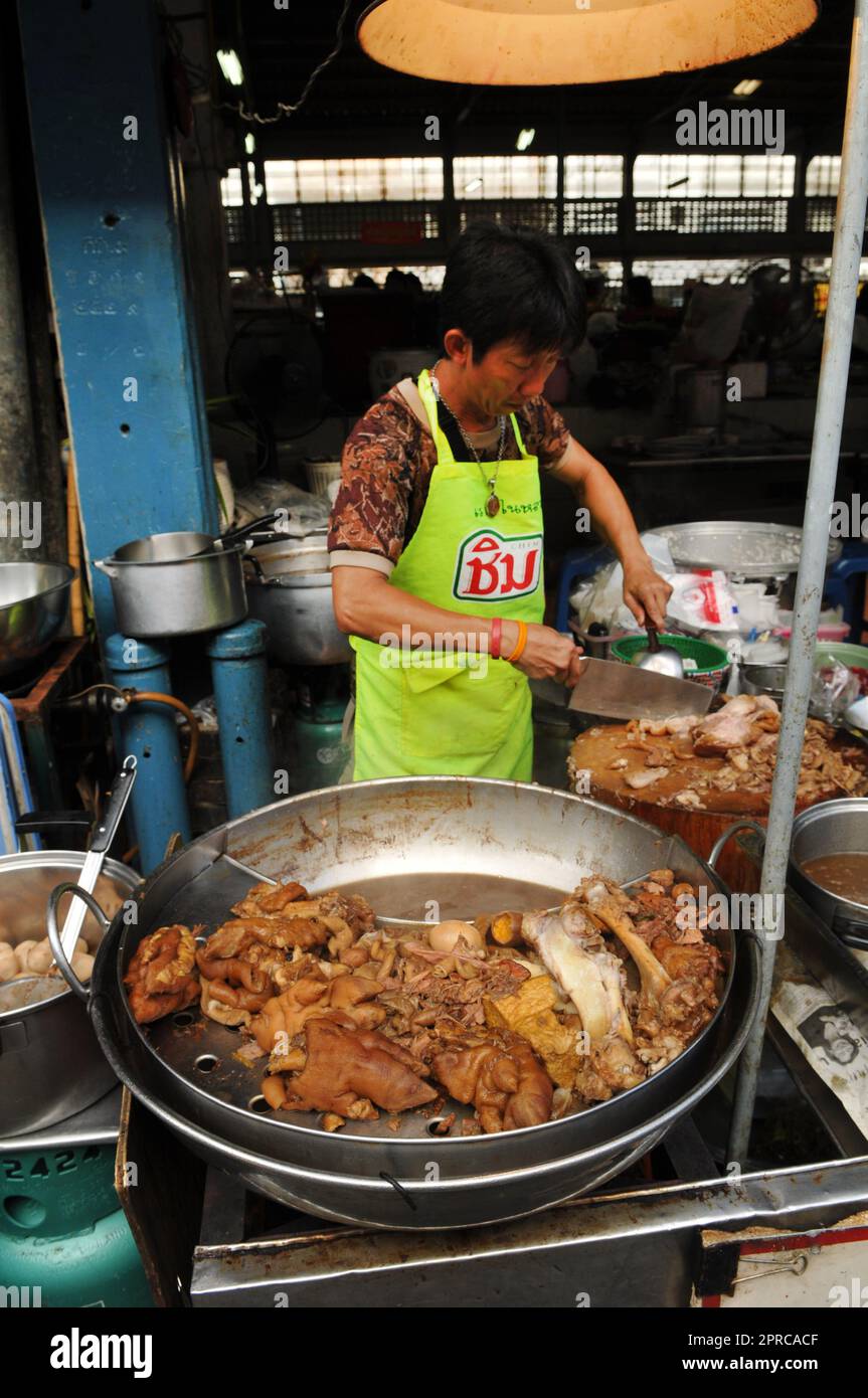 A street food vendor at the Soi Prachum Market in Bangkok, Thailand Stock Photo - Alamy