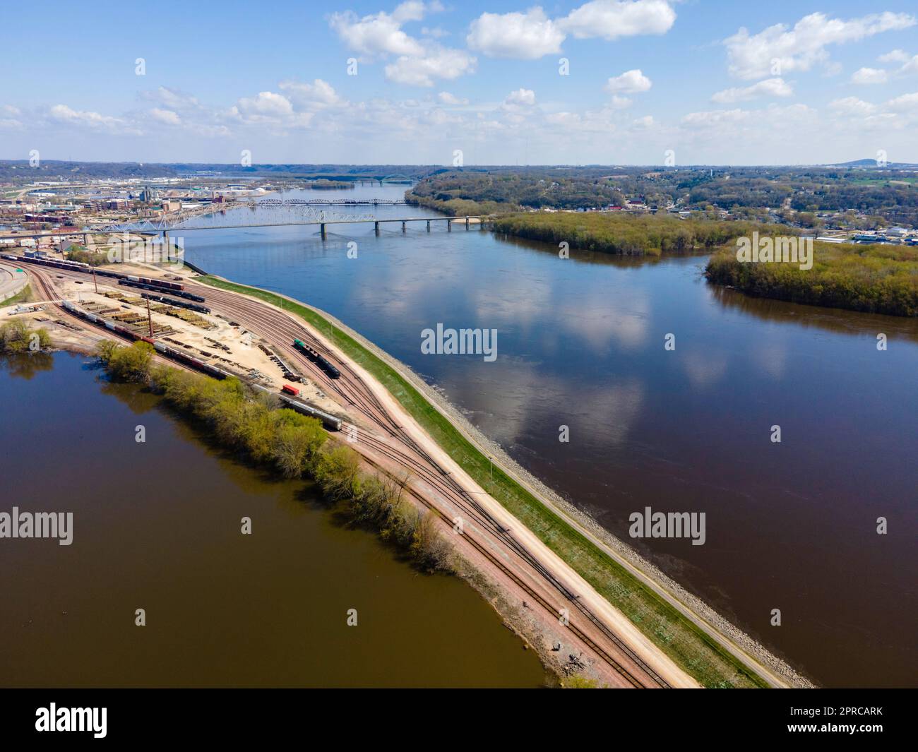 Dubuque railroad bridge hi-res stock photography and images - Alamy