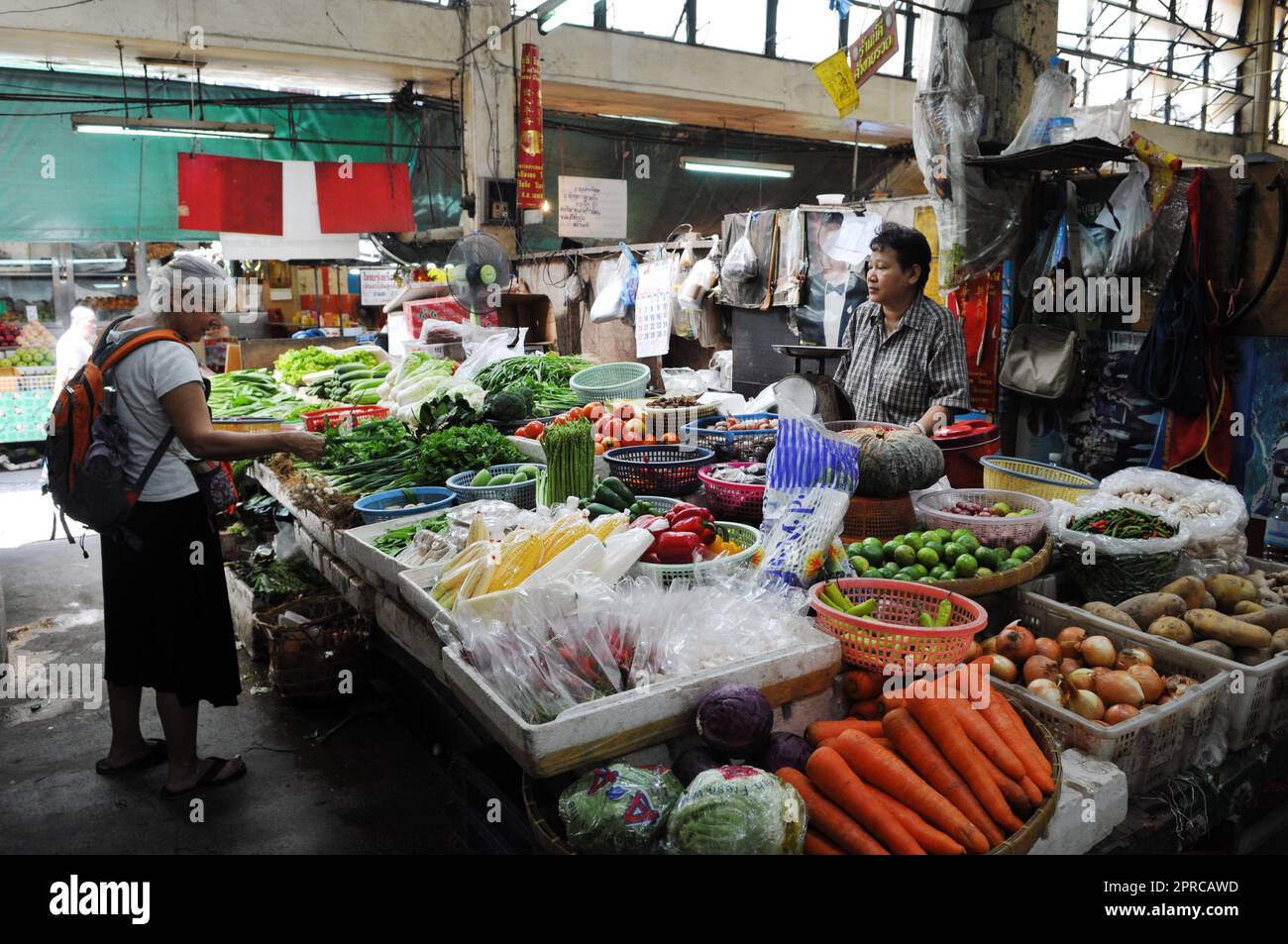 Vegetable market scene hi-res stock photography and images - Alamy