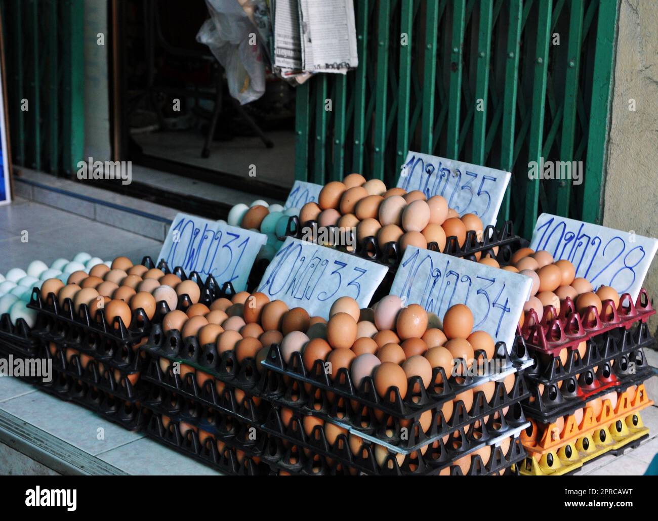 Fresh farm eggs sold at the market in Bangkok, Thailand Stock Photo - Alamy