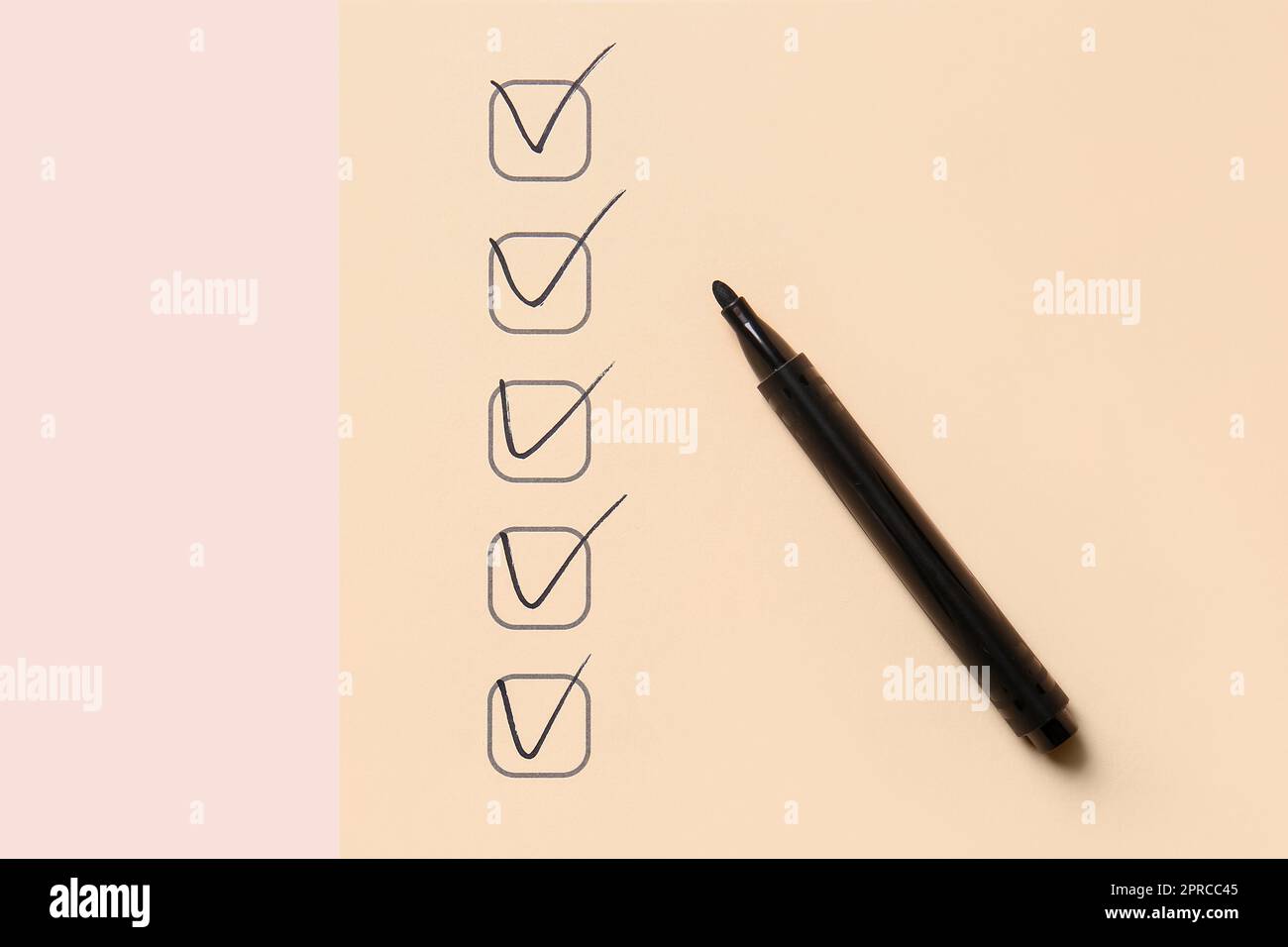 Checklist box with black marker Stock Photo - Alamy