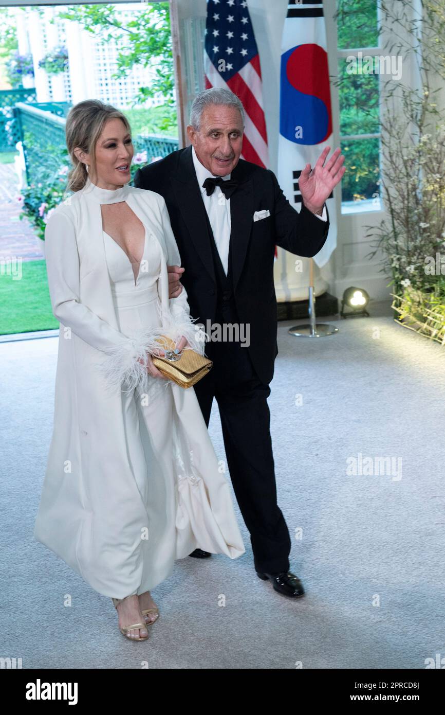 Washington, Vereinigte Staaten. 26th Apr, 2023. Arthur Blank and Ms ...