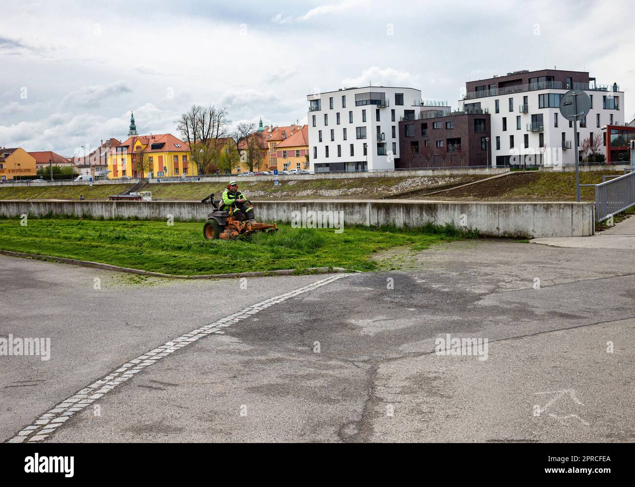 Embankment in front palace hi-res stock photography and images - Alamy