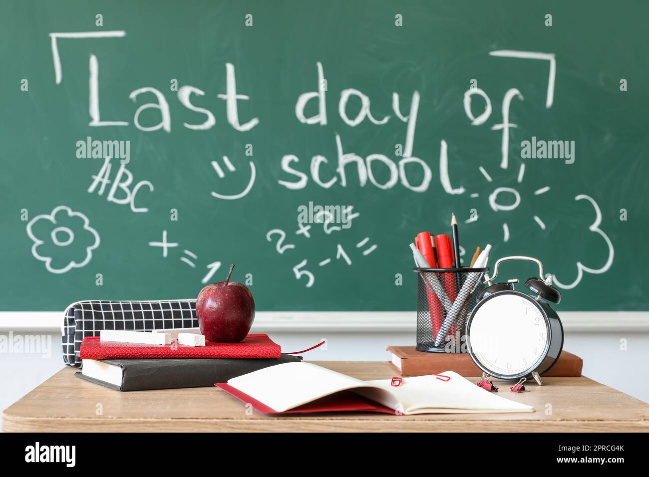 Text LAST DAY OF SCHOOL with drawings on blackboard in classroom Stock ...