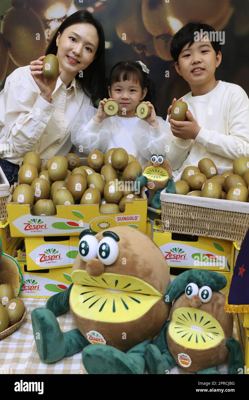 27th Apr, 2023. Kiwi fruits from New Zealand Models show off the New ...