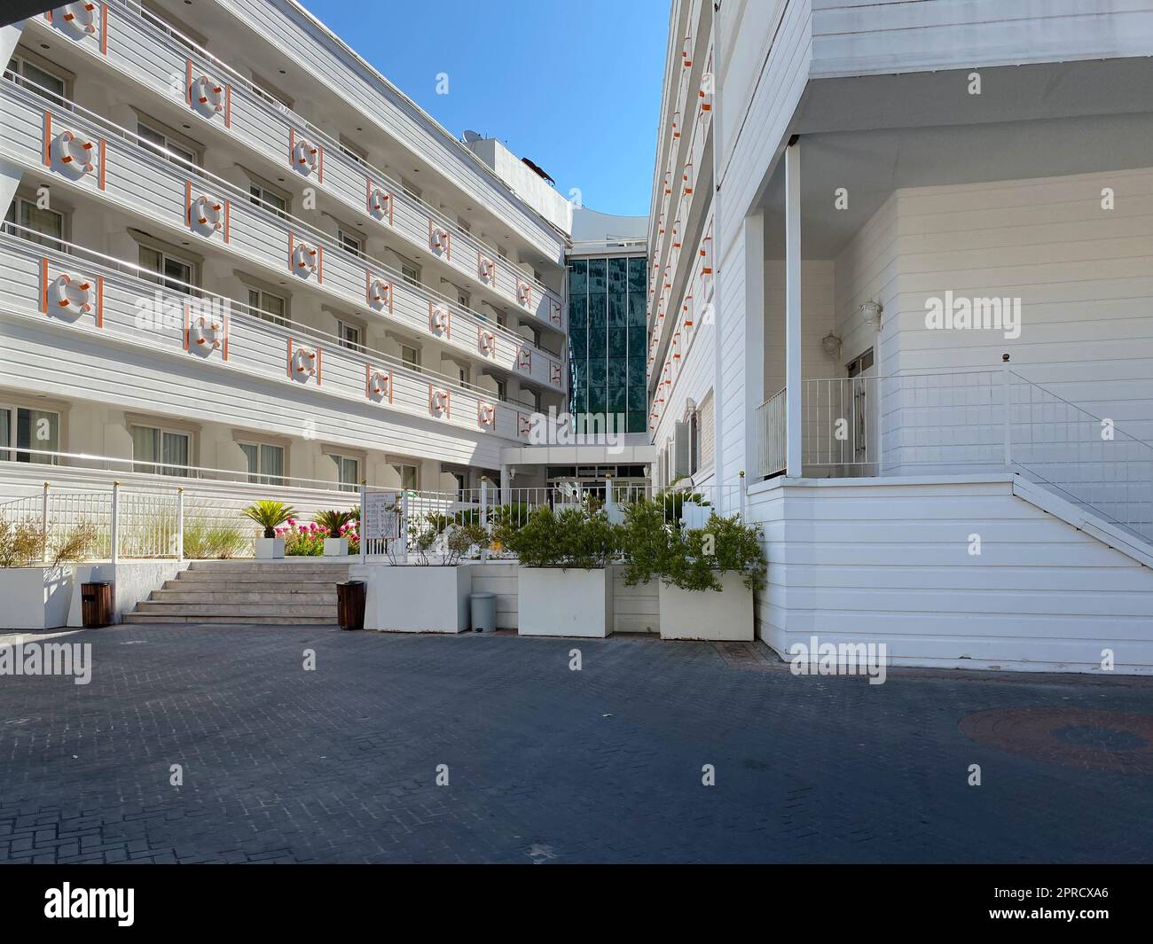 Exterior establishing shot hi-res stock photography and images - Alamy