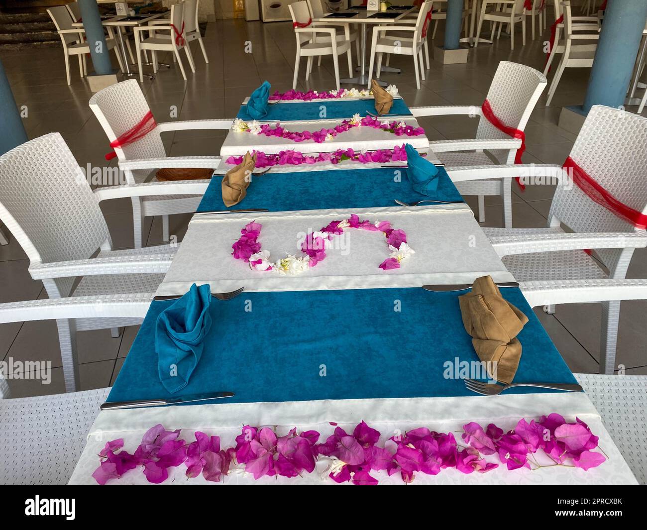 Tables set lunch outside hi-res stock photography and images - Alamy