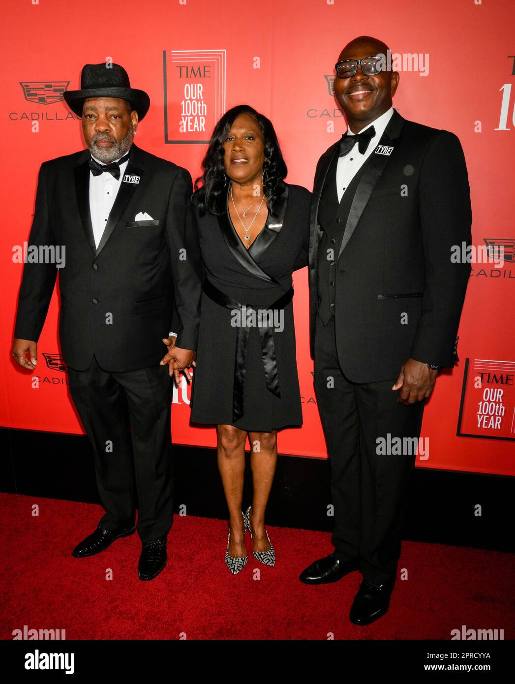 New York, USA. 26th Apr, 2023. RowVaughn Wells (C) mother of Tyre ...