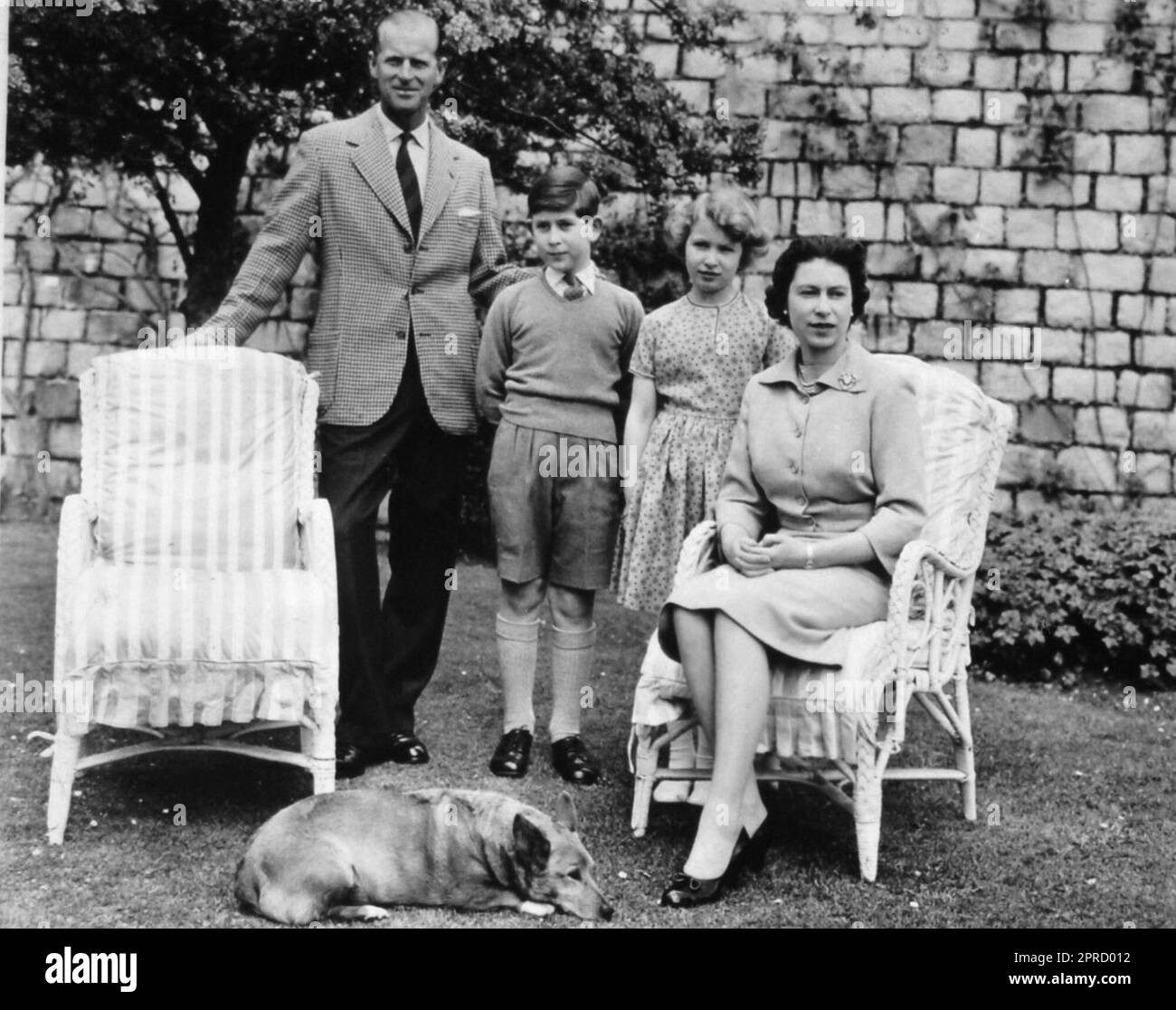 Photos of queen elizabeth ii and her corgis hi-res stock photography ...