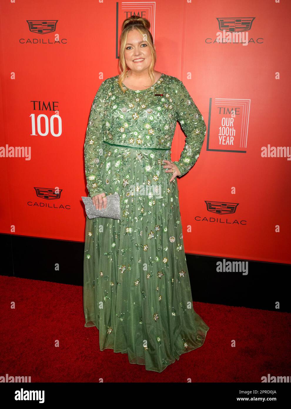 New York, USA. 26th Apr, 2023. Colleen Hoover (C) on the red carpet ...