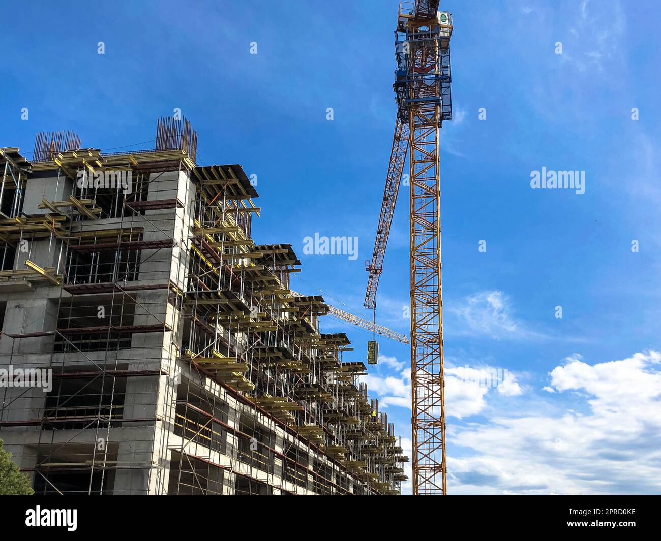 Construction of a monolithic frame house of concrete and gas silicate ...