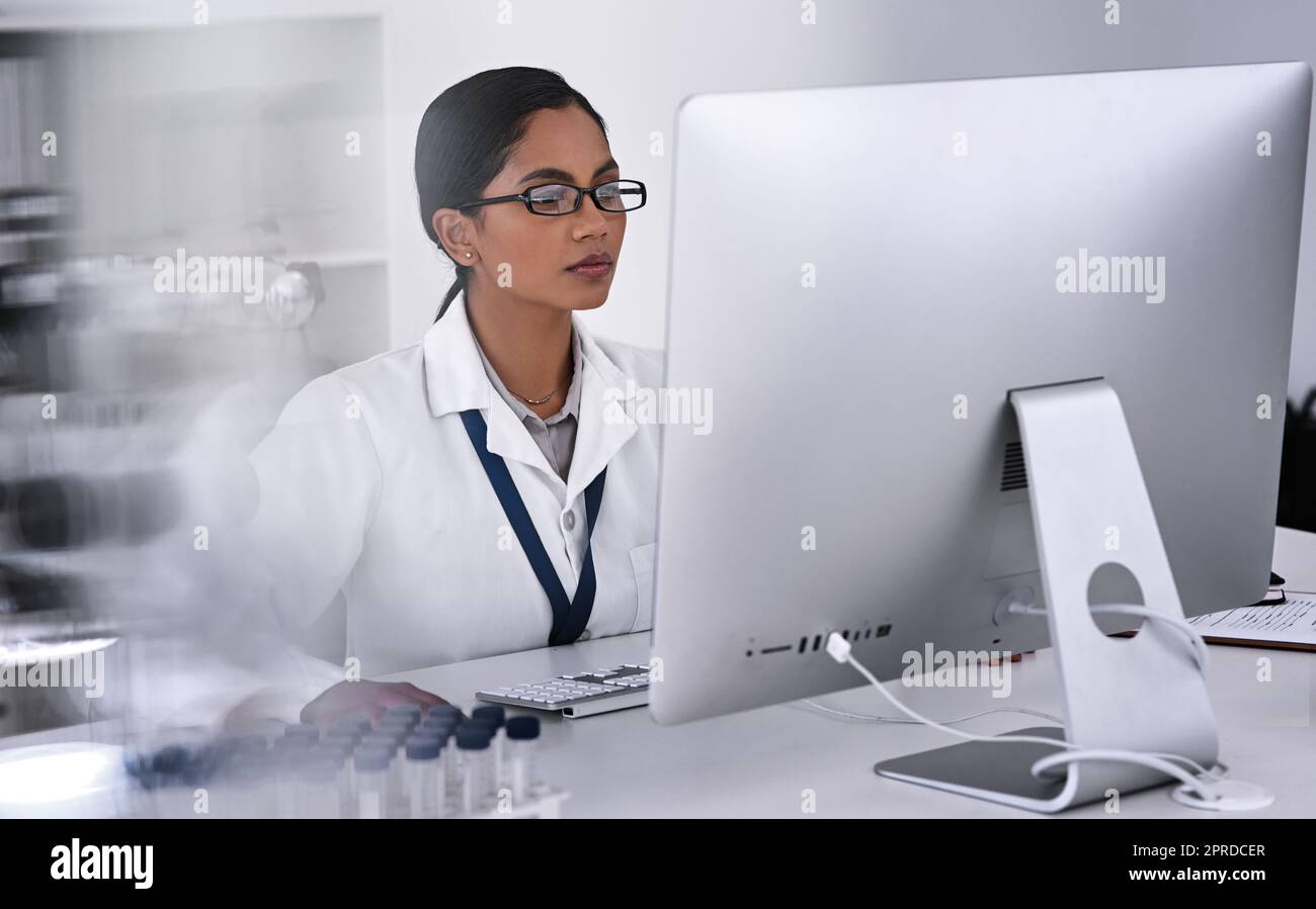 Female computer scientist hi-res stock photography and images - Alamy