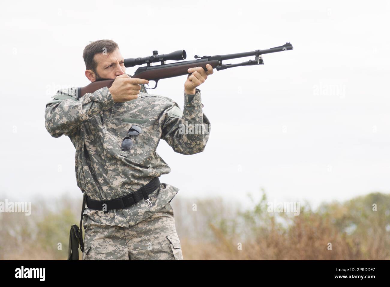 Man aiming hunting rifle hunter hi-res stock photography and images - Alamy