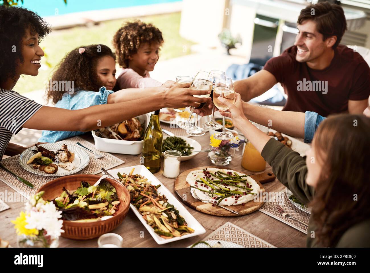 Kids sharing food hi-res stock photography and images - Alamy