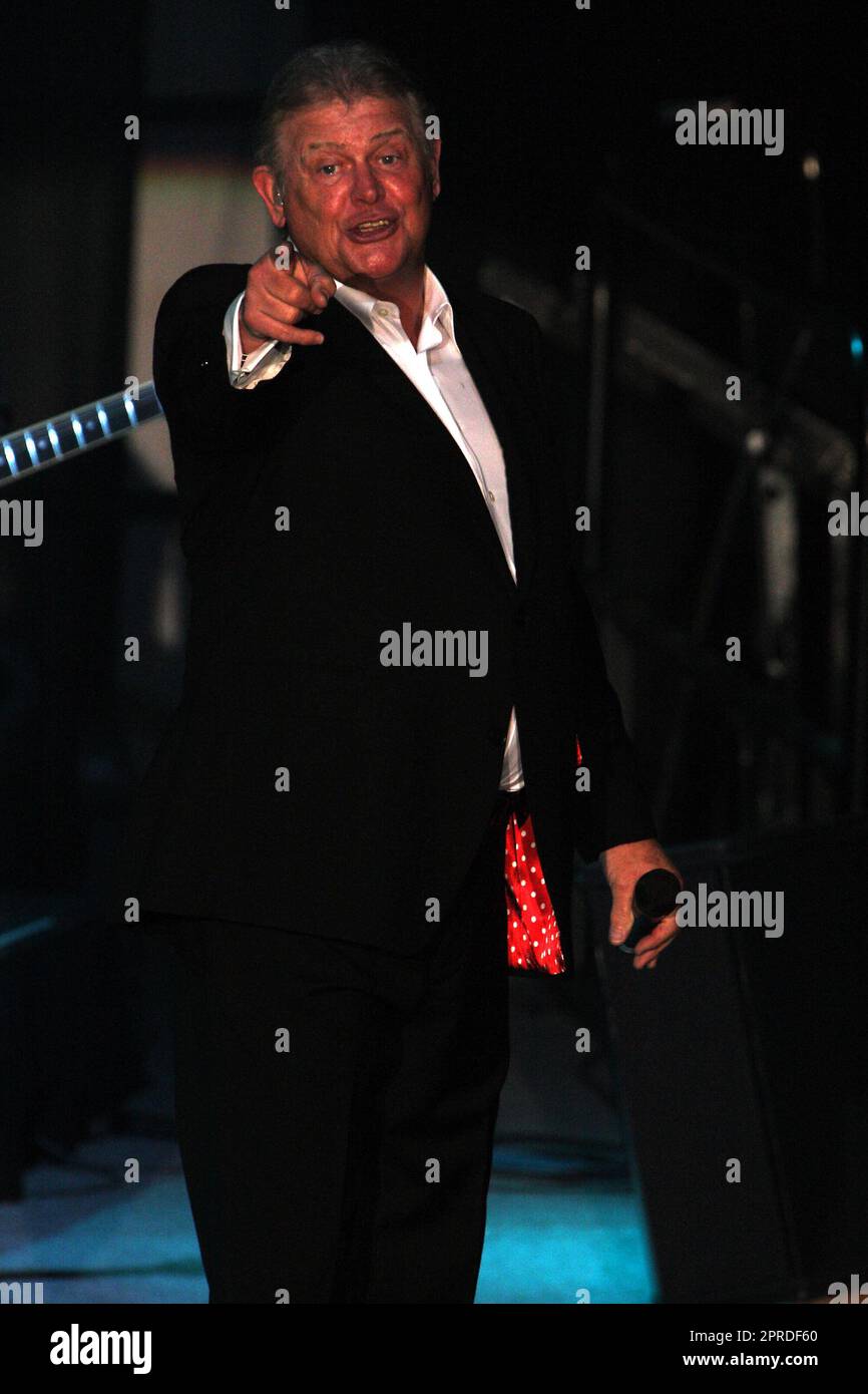 John Farnham commences his 'John Farnham Live!' series of concert dates ...