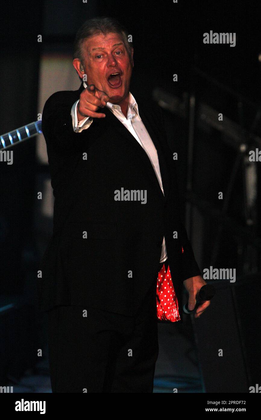 John Farnham commences his 'John Farnham Live!' series of concert dates ...