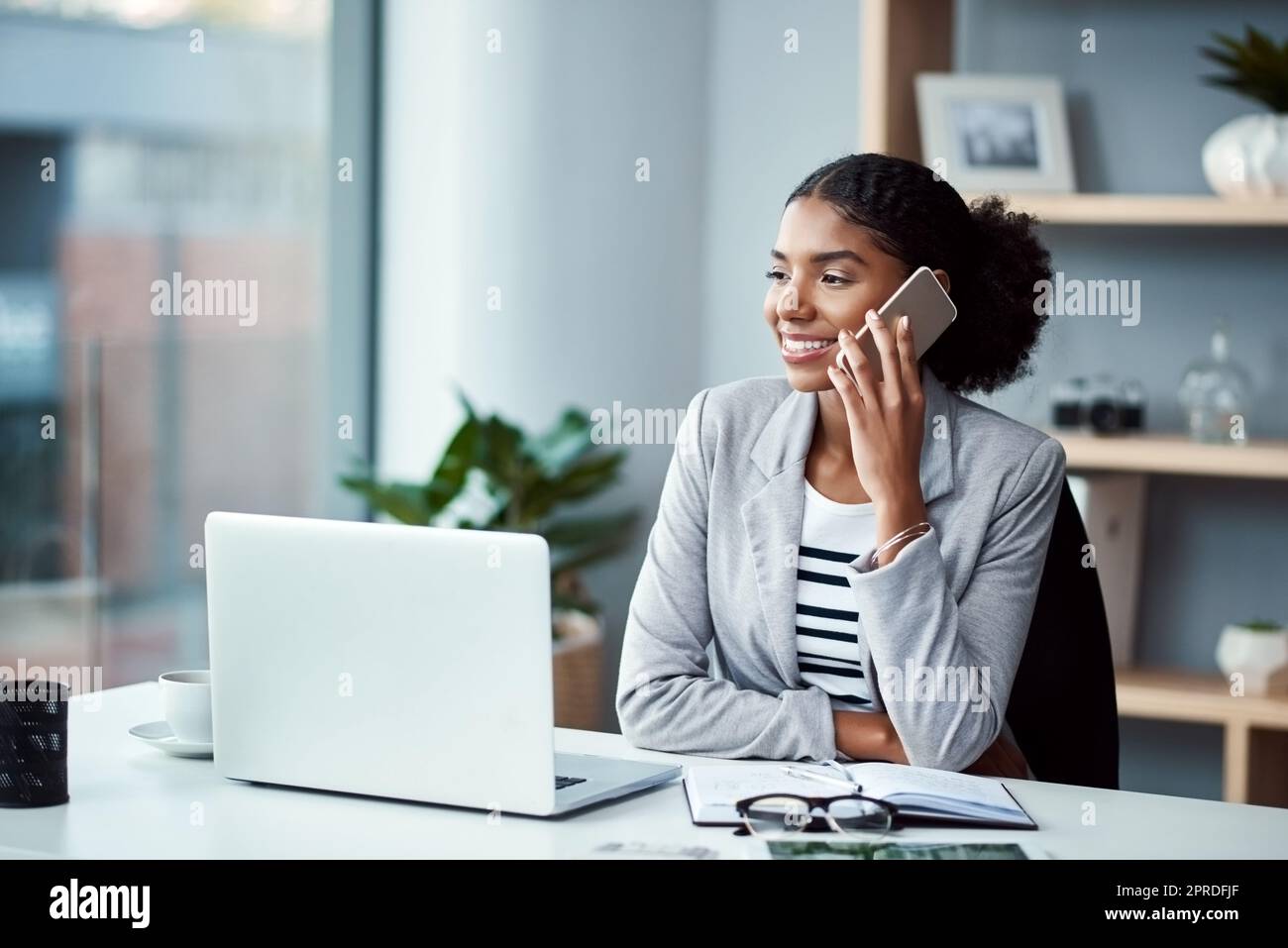 Lady answering the phone hi-res stock photography and images - Alamy