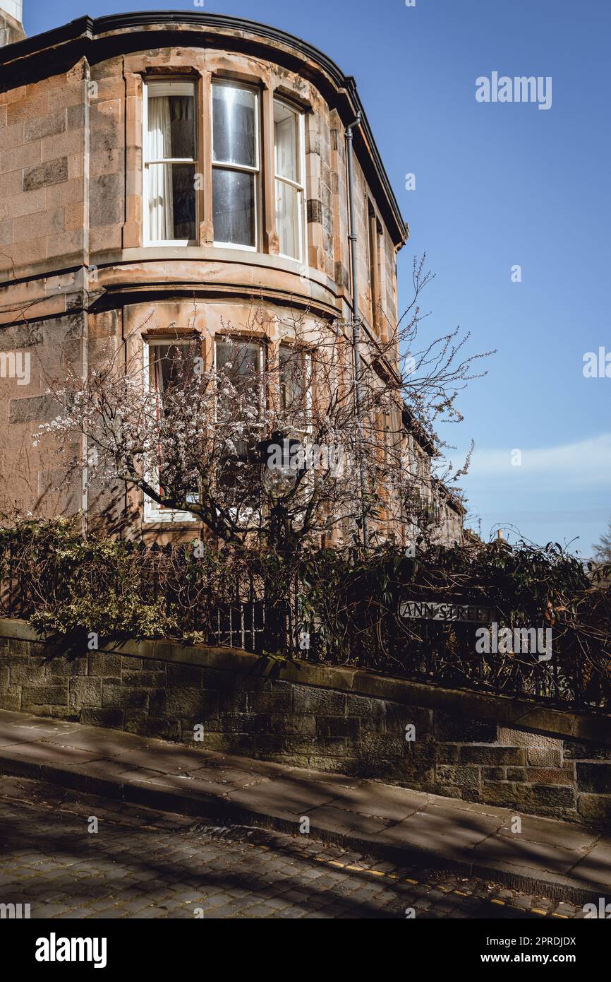 Sunny day in edinburgh hi-res stock photography and images - Alamy