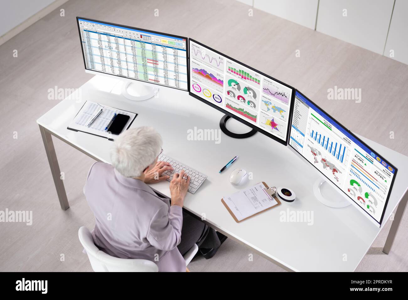 Financial spreadsheet analyst woman hi-res stock photography and images ...