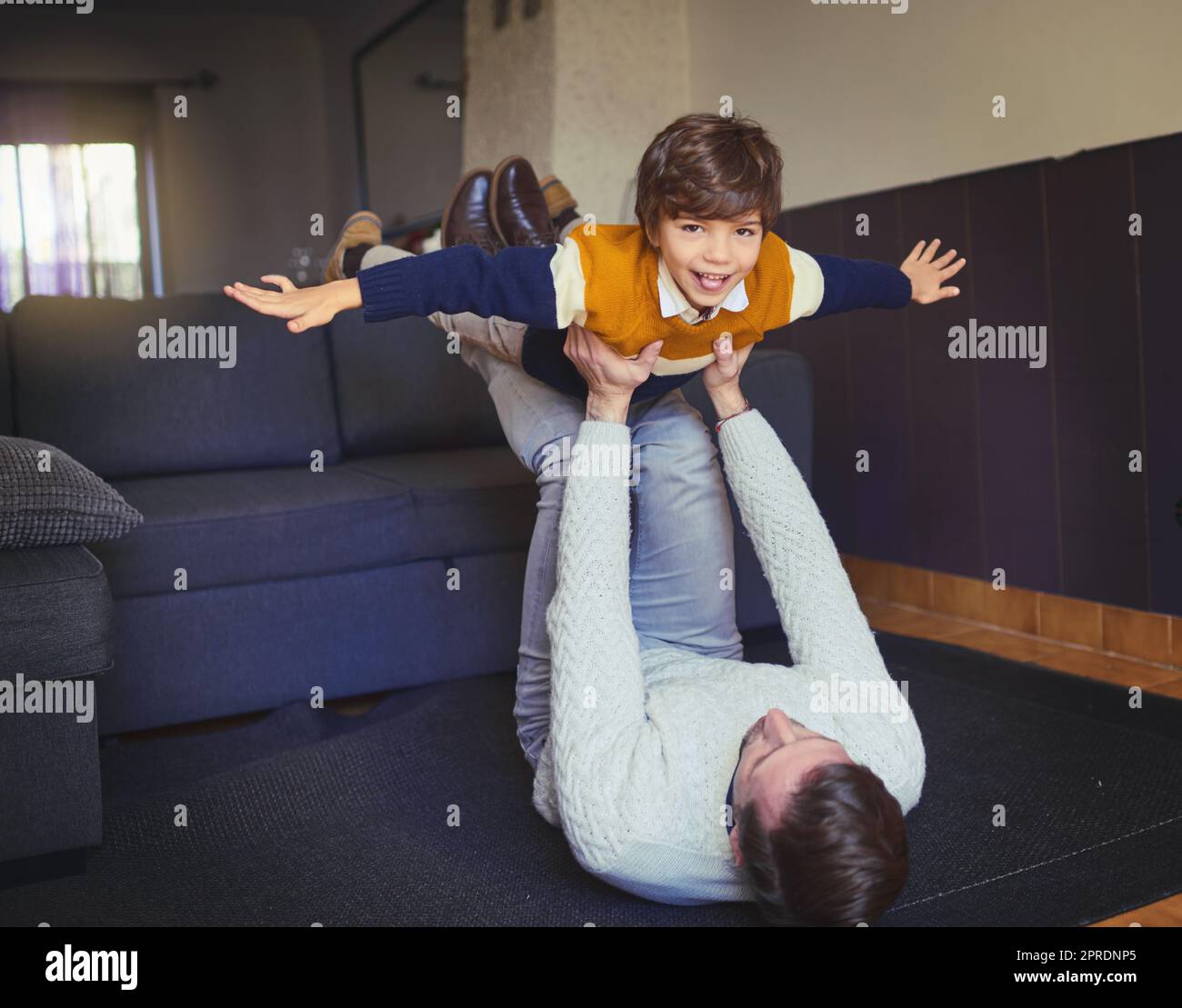 Man lifting kids hi-res stock photography and images - Alamy