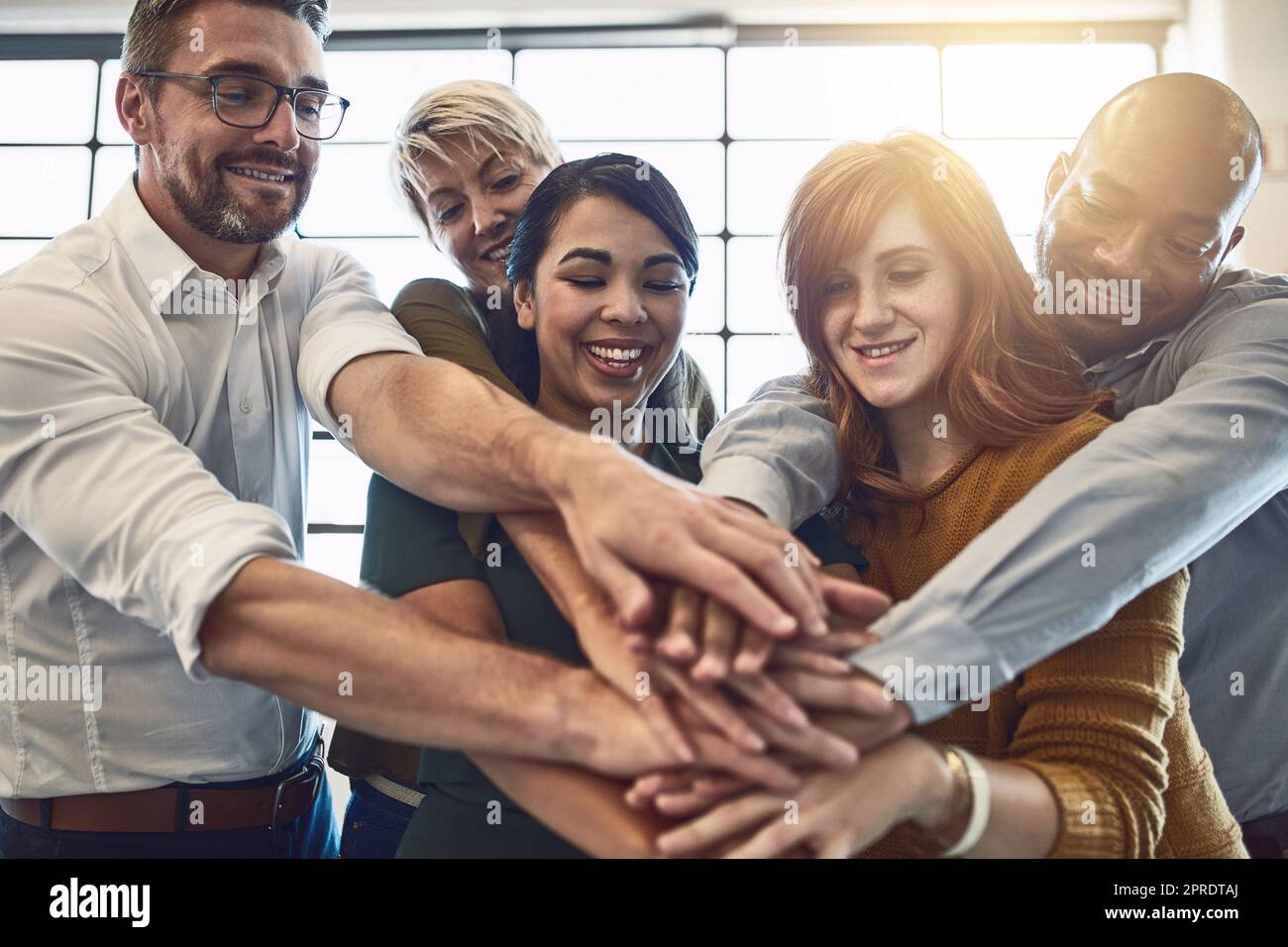 Teamwork working together hi-res stock photography and images - Alamy