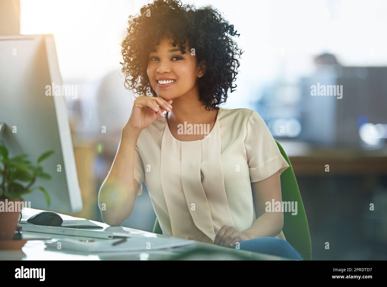 Office intern hi-res stock photography and images - Alamy