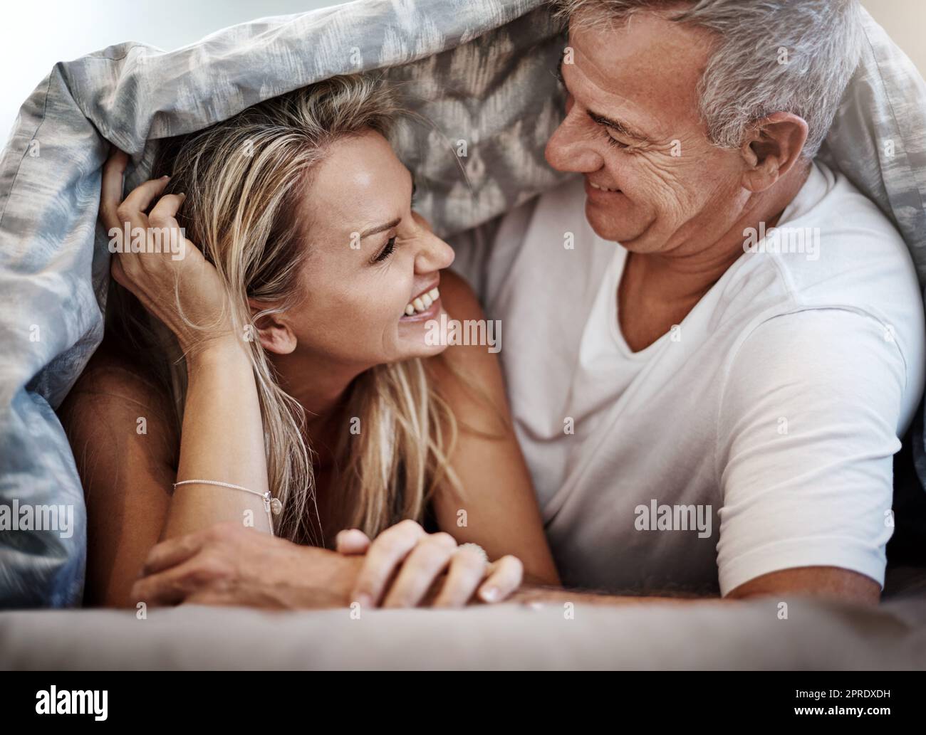 Couple cuddle in bed hi-res stock photography and images - Alamy