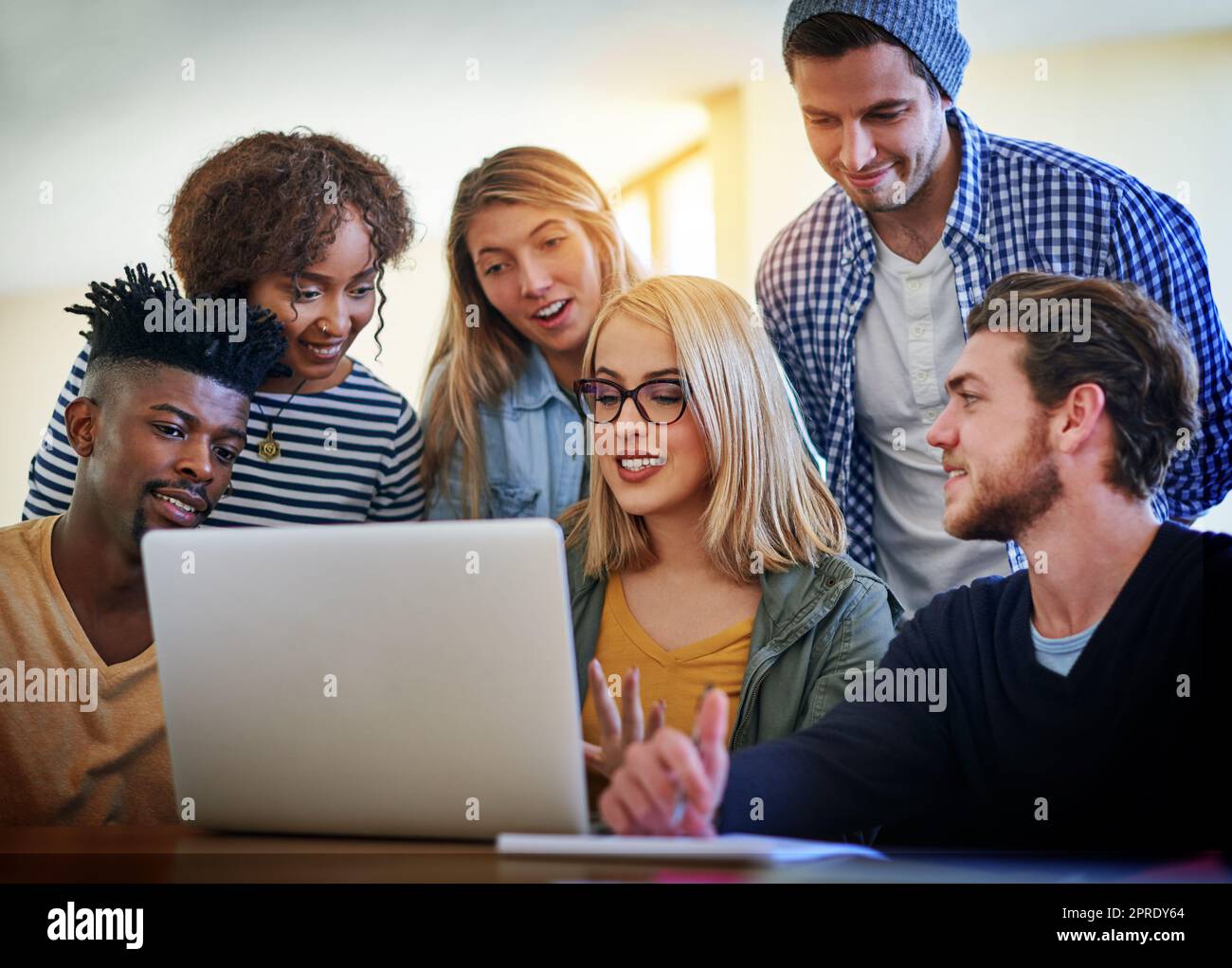College group library hi-res stock photography and images - Alamy