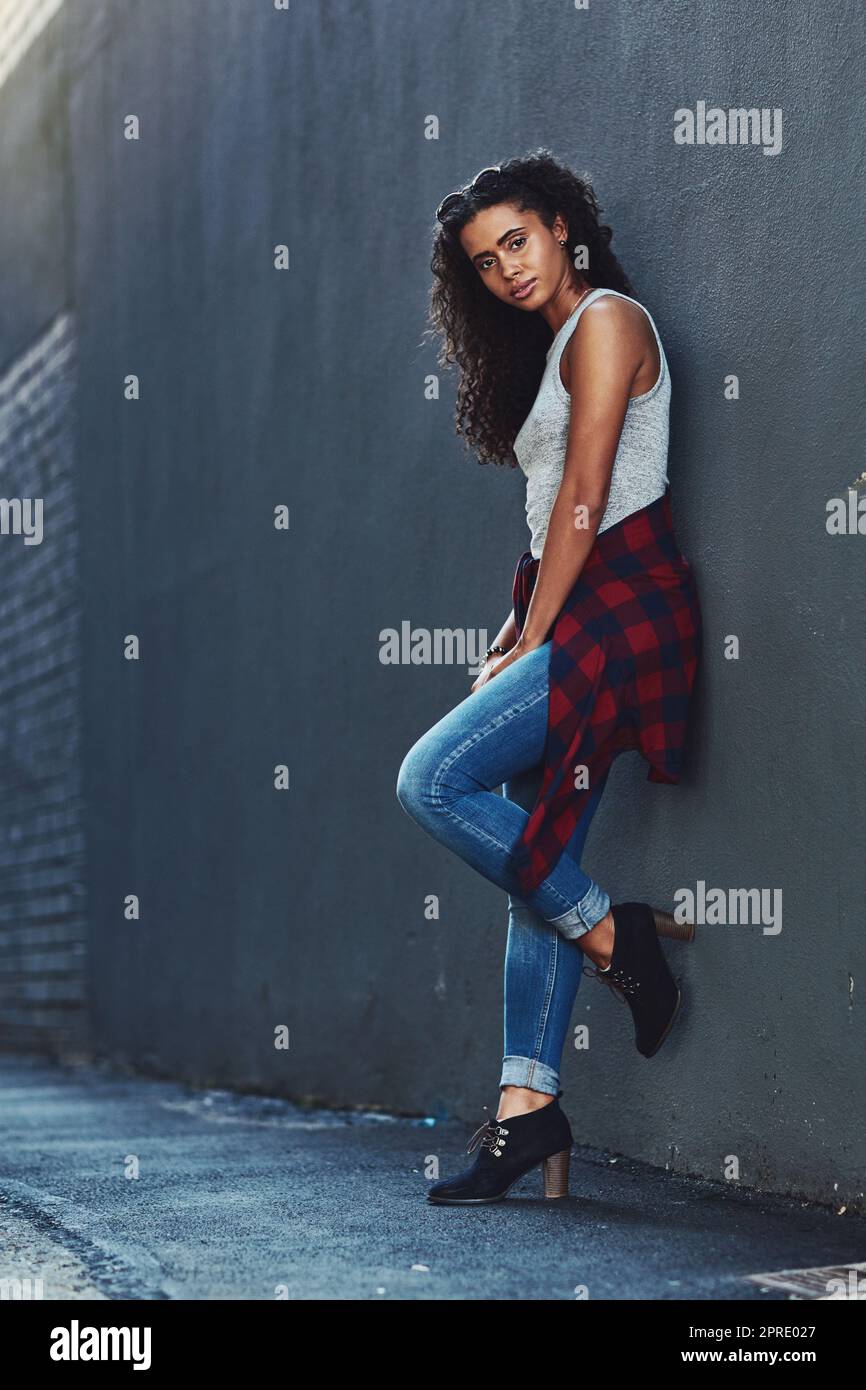 Posing wall hi-res stock photography and images - Alamy
