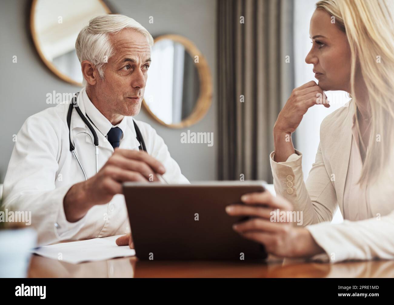 Doctor making house call hi-res stock photography and images - Alamy