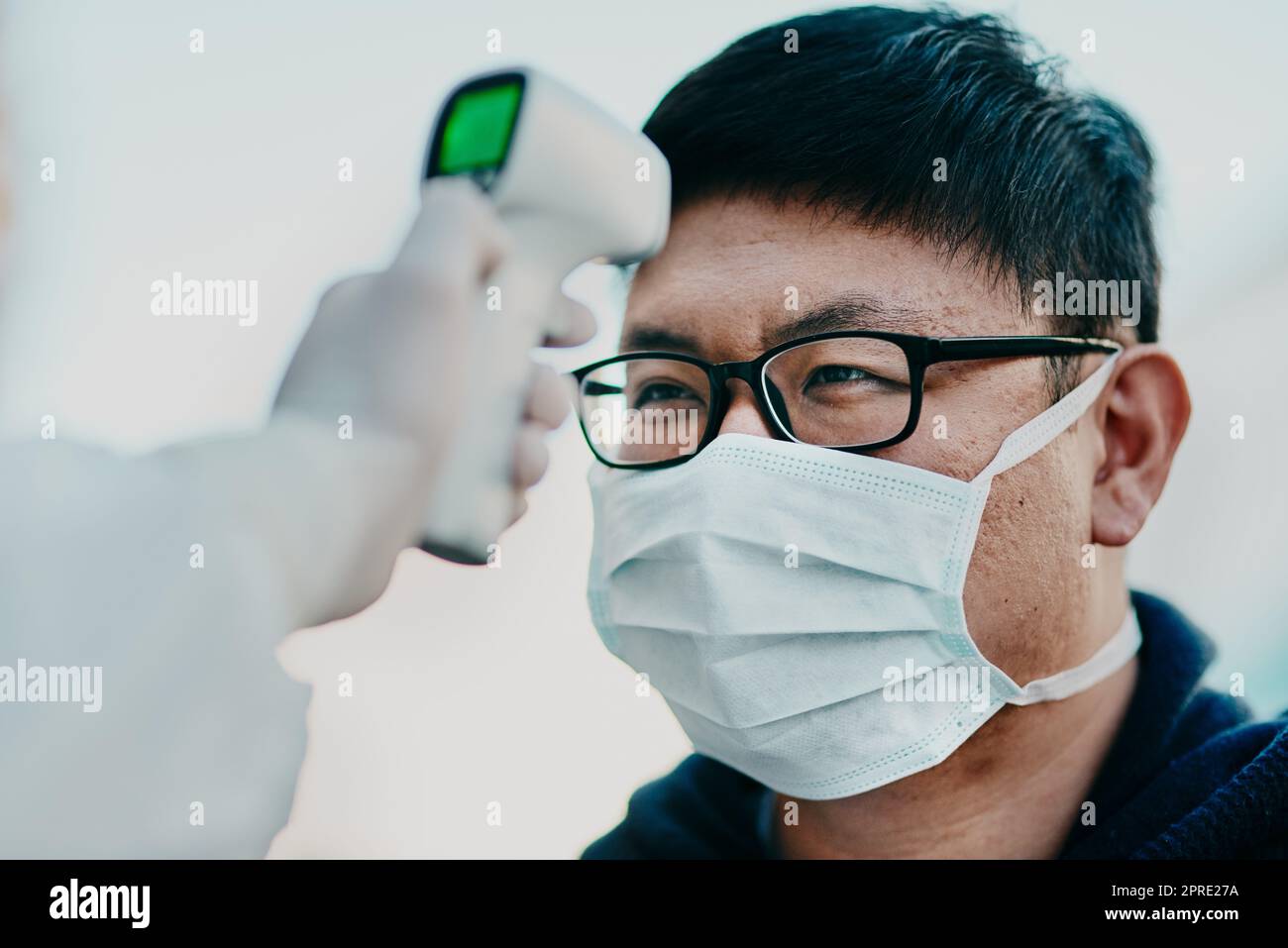 Man head in hands airport hi-res stock photography and images - Alamy