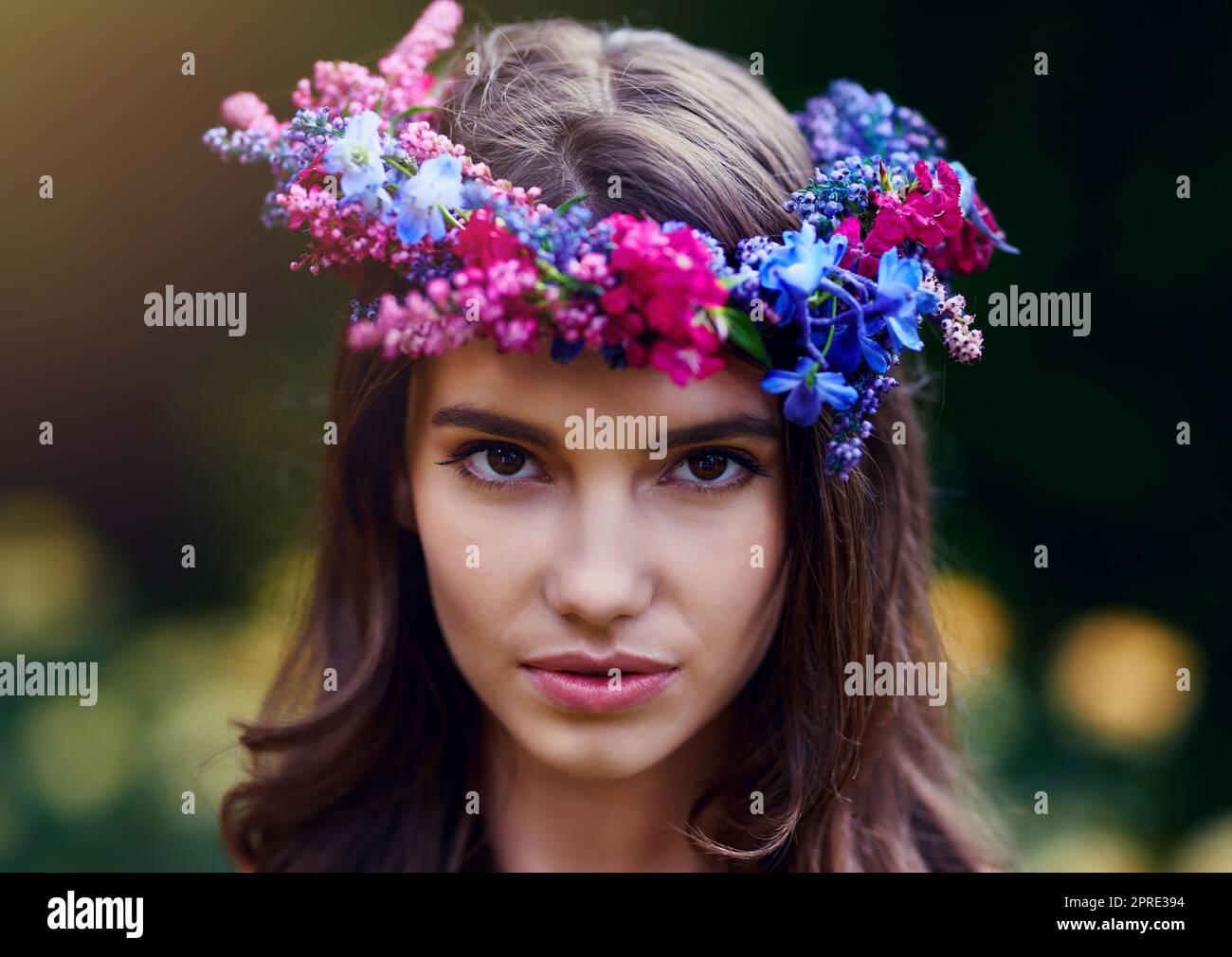 Queen wearing crown hi-res stock photography and images - Alamy