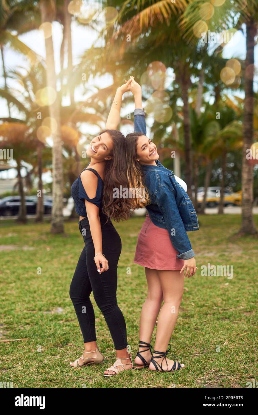 The Best Poses And Ideas For A Best Friend Photoshoot – OVFRQ