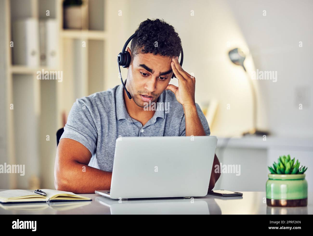 Working customer hi-res stock photography and images - Alamy