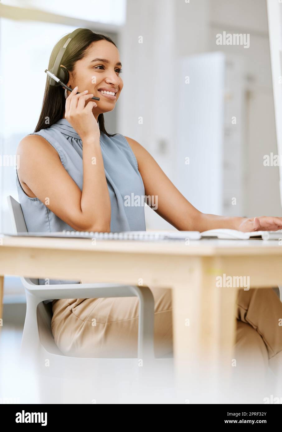 Help desk centre hi-res stock photography and images - Alamy