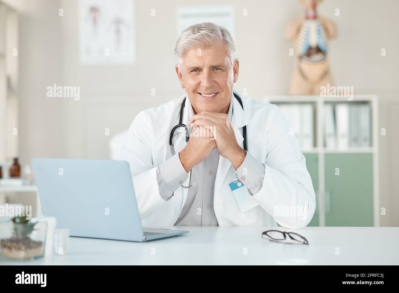 Leave hospital old man hi-res stock photography and images - Alamy