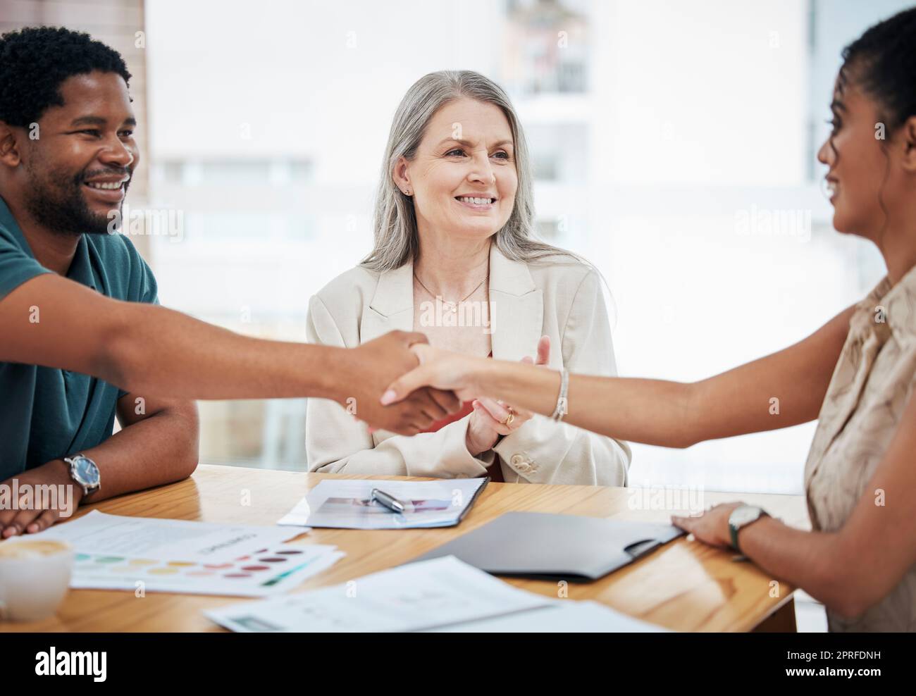 African handshake hi-res stock photography and images - Alamy