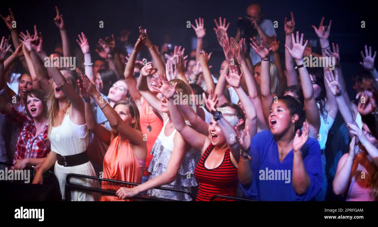 Crowd concert screaming hi-res stock photography and images - Alamy