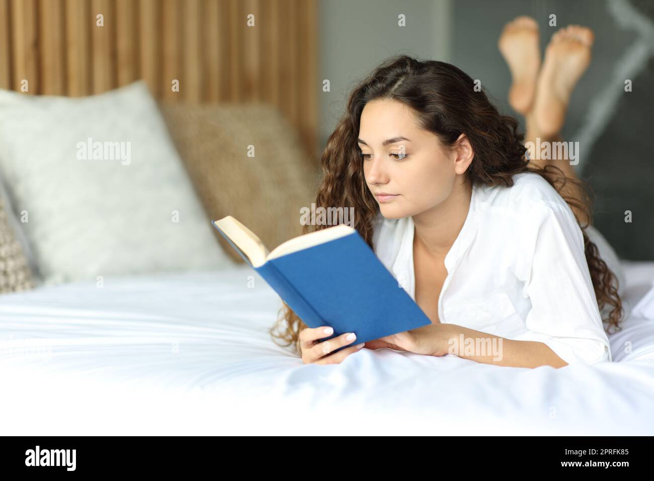 Lady on bed reading hi-res stock photography and images - Alamy