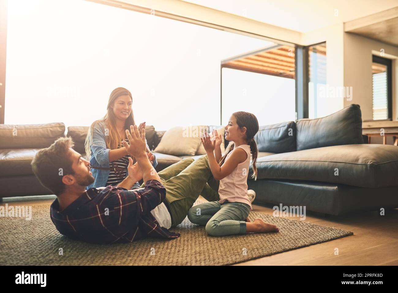 Children clapping hands hi-res stock photography and images - Alamy
