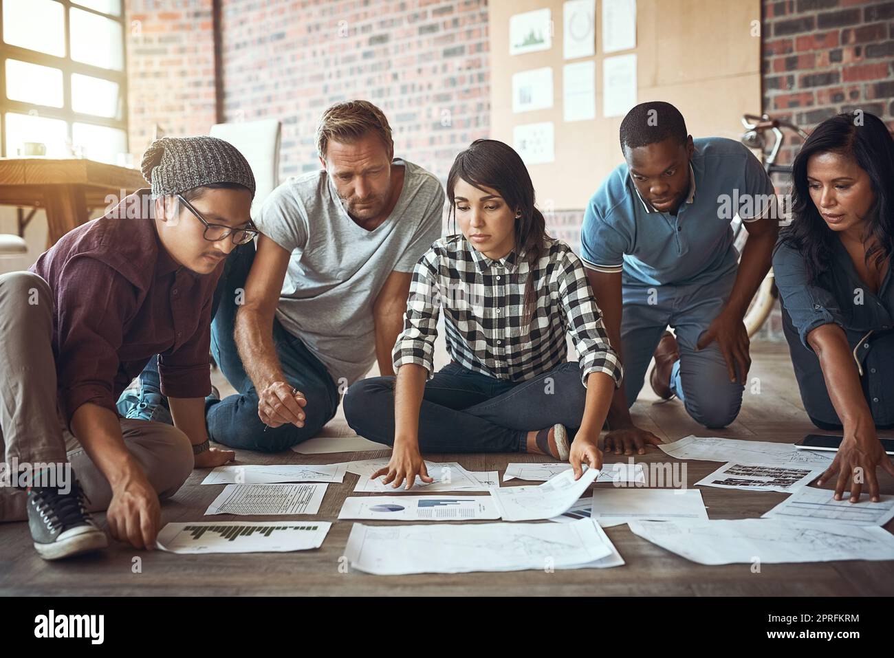 Team collaborating hi-res stock photography and images - Alamy