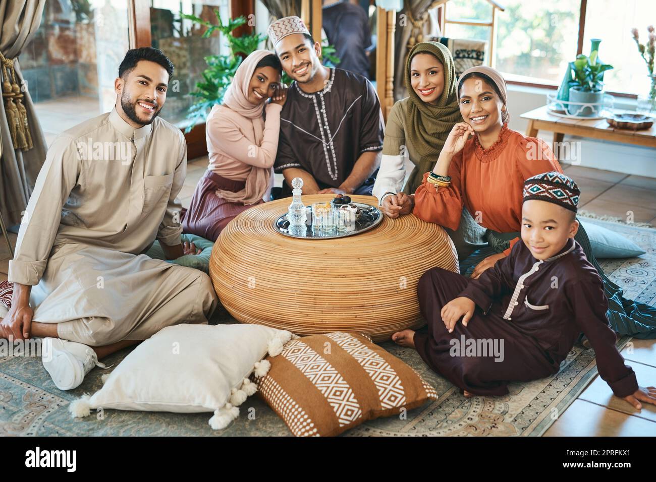 Muslim gathering sitting hi-res stock photography and images - Alamy