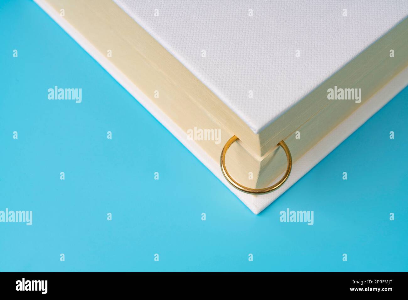 Bible two gold wedding rings hi-res stock photography and images - Alamy