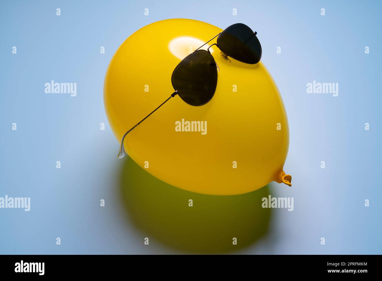 Yellow background simulation hi-res stock photography and images - Alamy