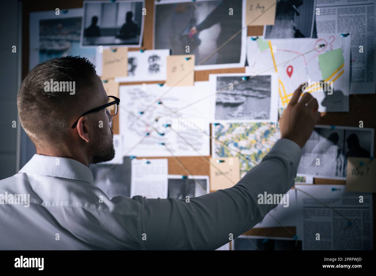 Detective investigation board hi-res stock photography and images - Alamy