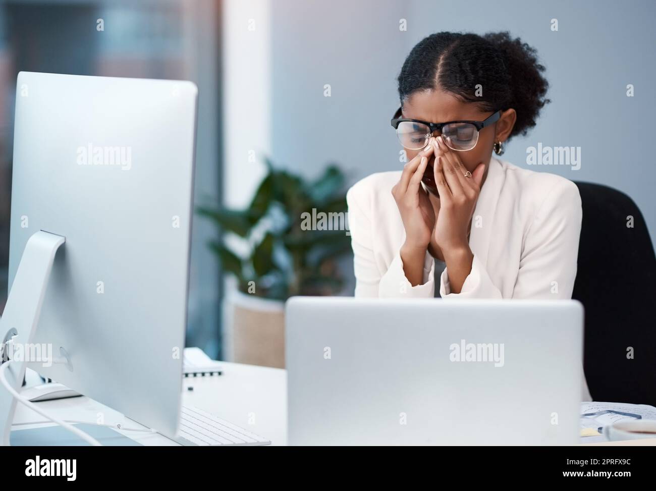 Upset woman office hi-res stock photography and images - Alamy