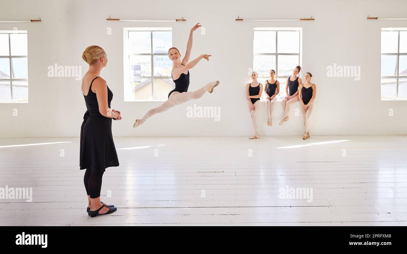 Diversity dance group hi-res stock photography and images - Alamy