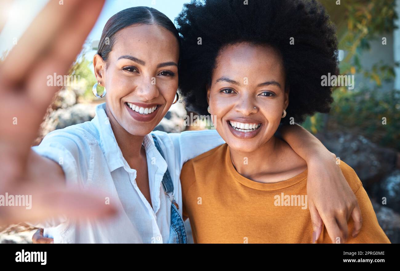 African sisters hugging hi-res stock photography and images - Alamy
