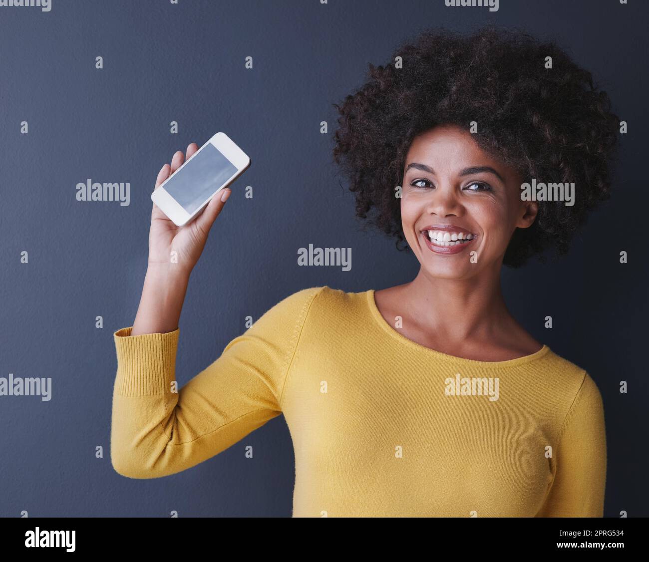 Women looking at a phone app hi-res stock photography and images - Alamy