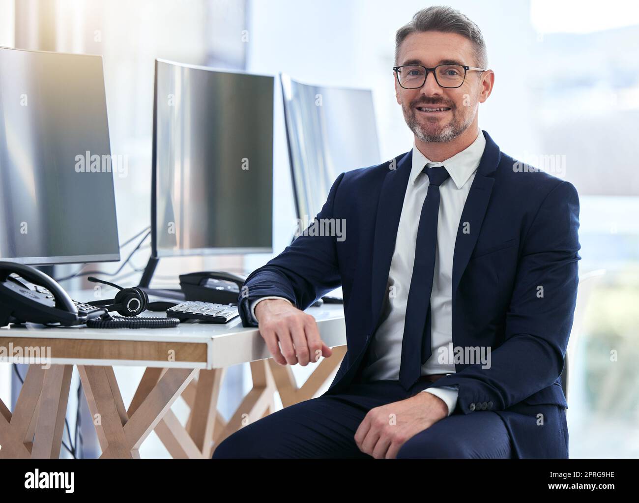 Senior programmer hi-res stock photography and images - Alamy